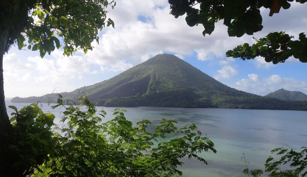 Gunung Banda Api Berstatus Waspada, Bupati Malteng Keluarkan Surat ...